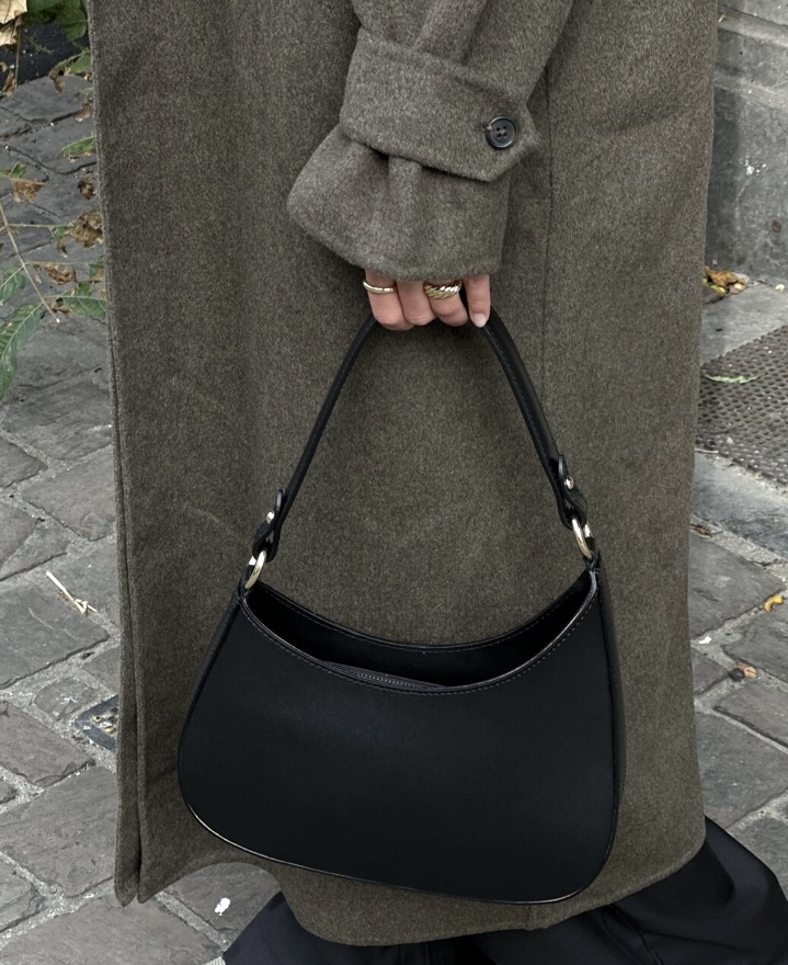 Bolso de mano cafe en forma de media luna Amaia - IBAGS BELTS